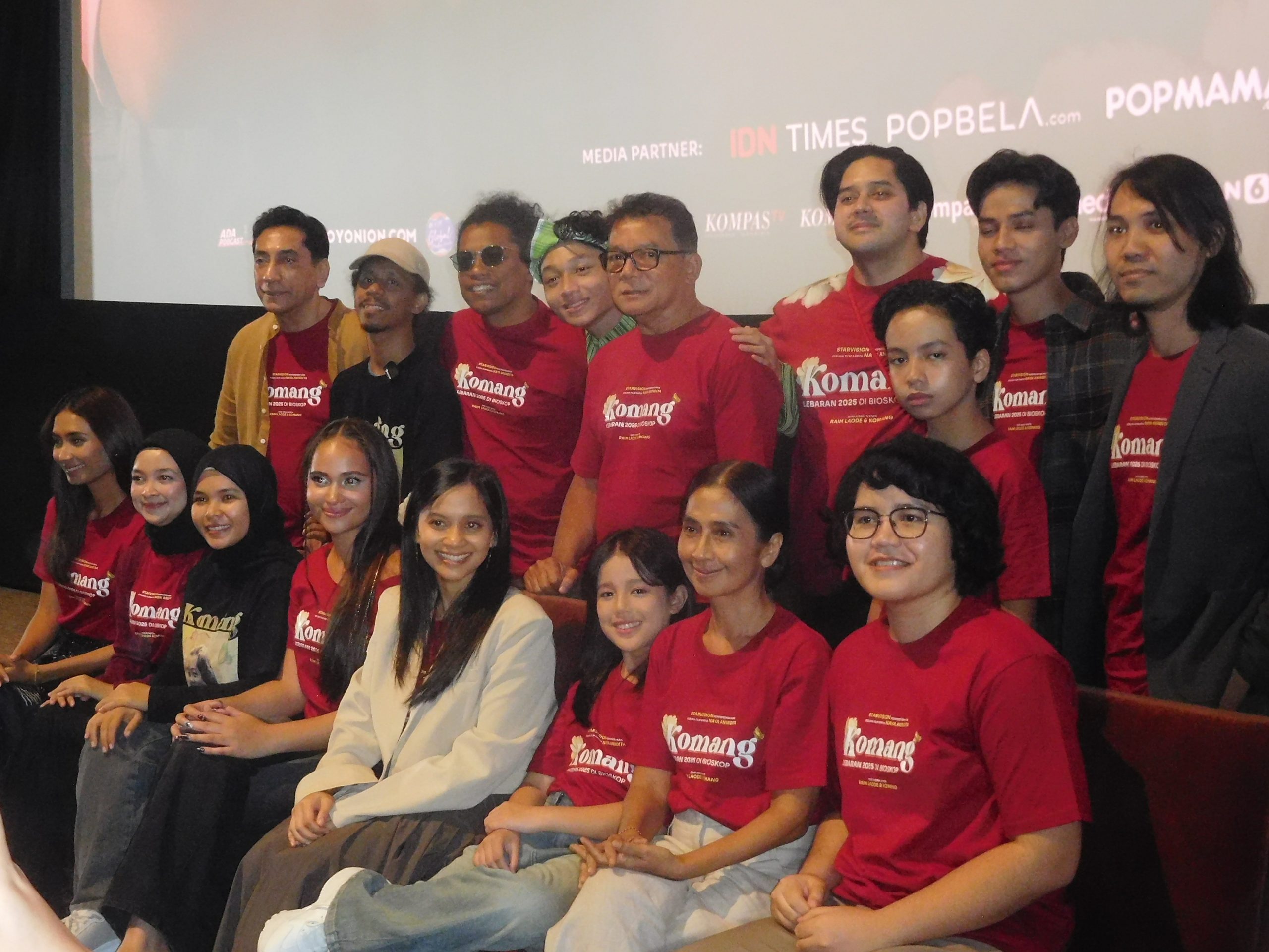 Kisah Romansa Nyata Raim Laode dan Istrinya Dikemas dengan Manis Dalam“Komang” - SekolahNews.com